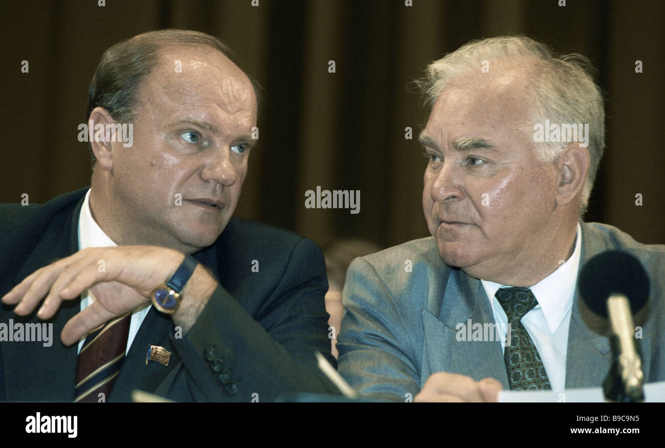 Die KPFR-Führung Gennady Zyuganov links und der APR-Führer Mikhail Lapshin direkt an die ...