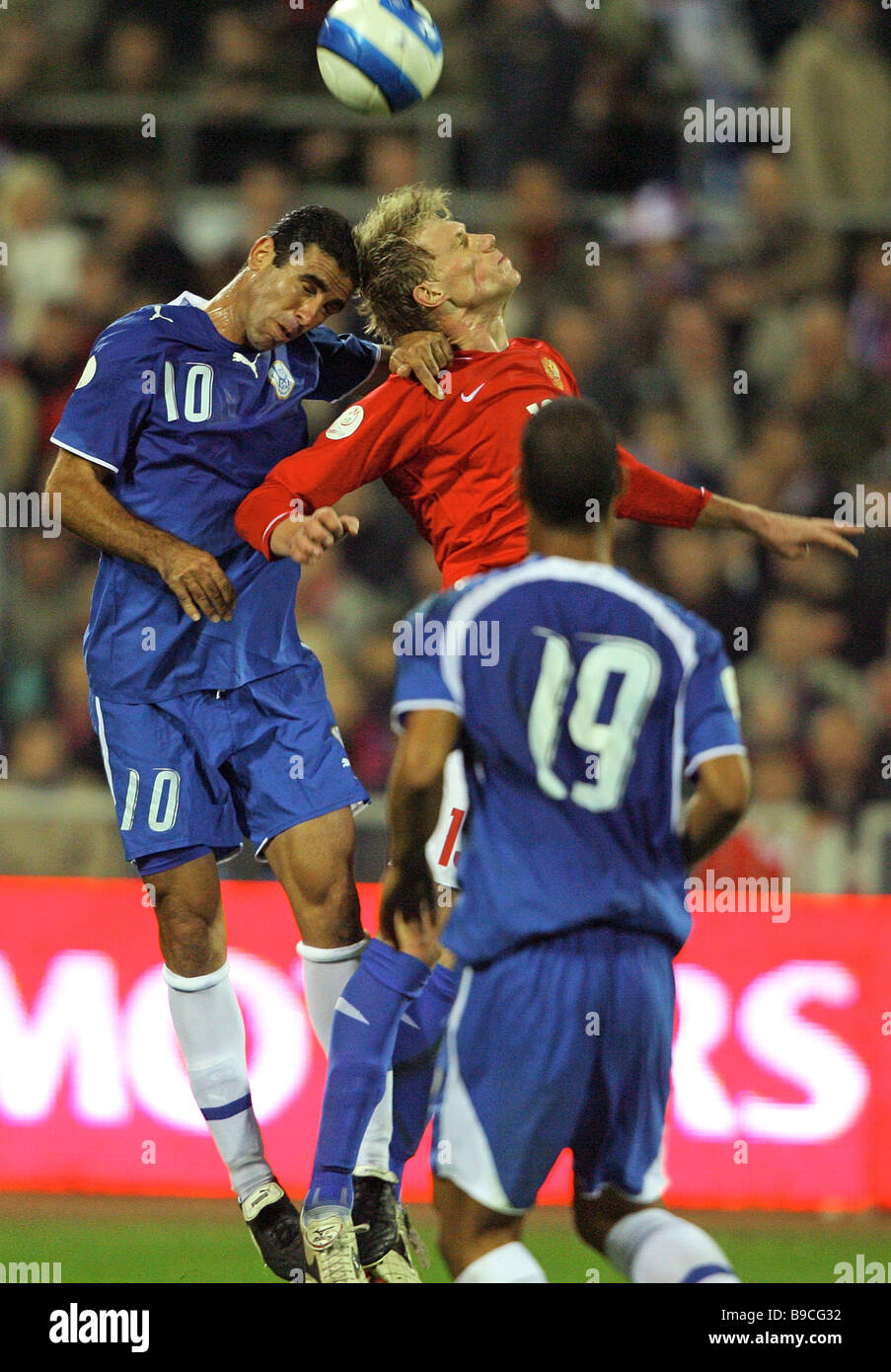 Isreali Walid Badir links und russischen Pavel Pogrebnyak Mitte kämpfen ...