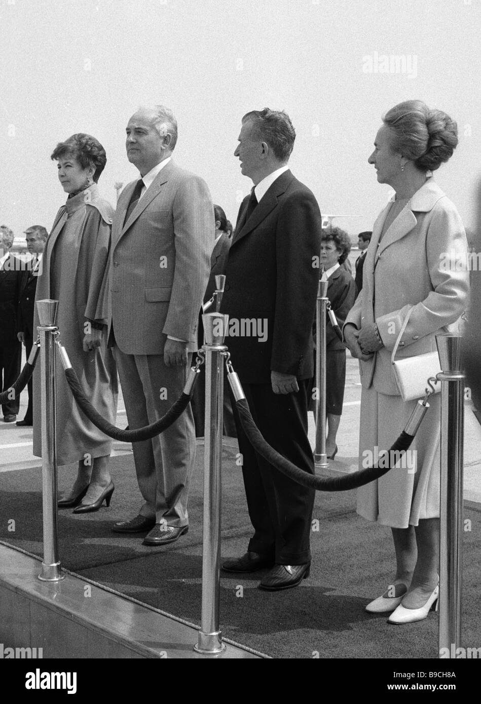 Der rumänische Präsident Nicolae Ceausescu 2. rechts und Elena seine ...