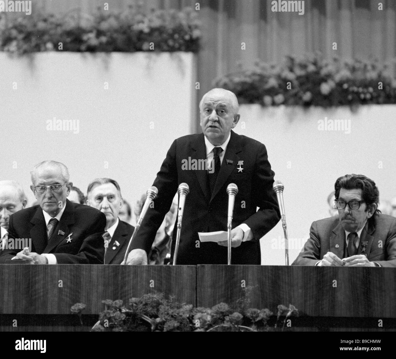Viktor Grishin erster Sekretär der KPdSU s Moskau City Committee rechts ...
