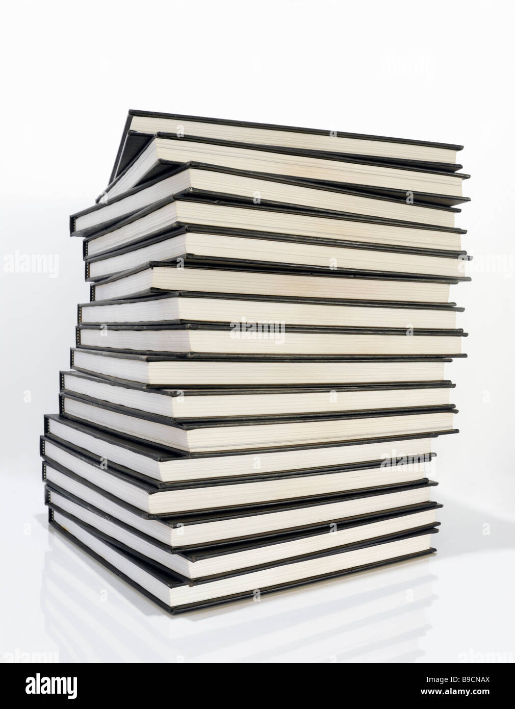 Ordentlicher ordentlicher stapel oder stapel -Fotos und -Bildmaterial ...