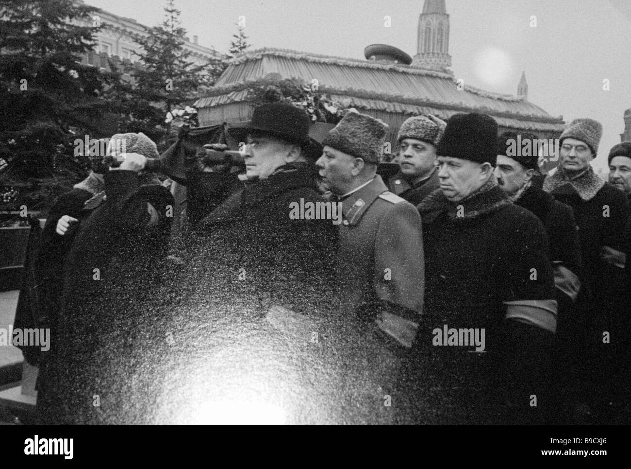 Tragen Sie von links nach rechts Lavrenty Beria Kliment Woroschilow ...