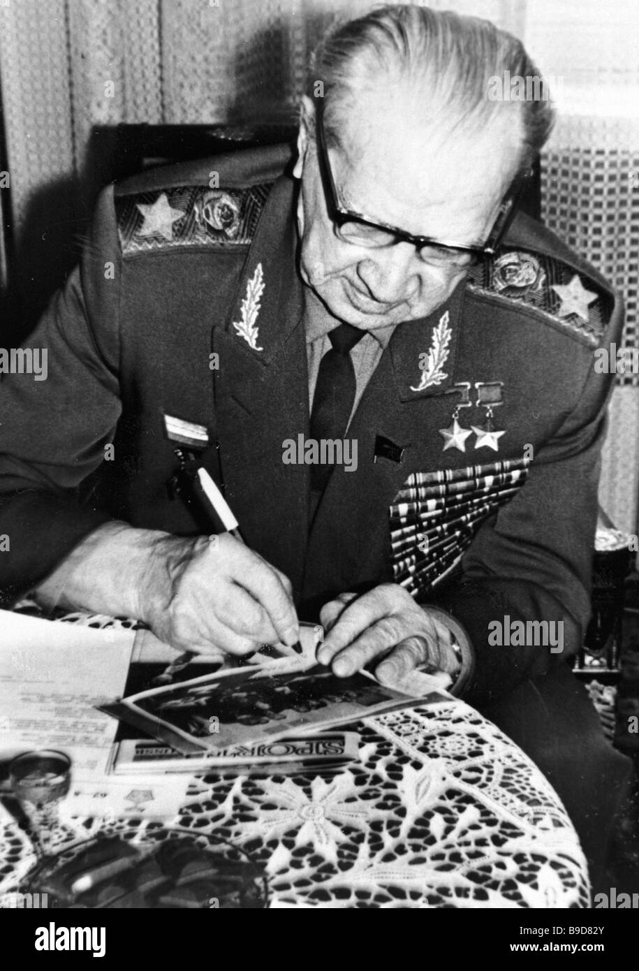 Marshal Soviet Union Vasily Chuikov Stockfotos und -bilder Kaufen - Alamy
