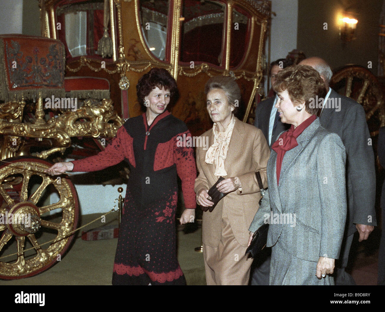 Elena Ceausescu Mitte und Raisa Gorbachev rechts im Staat Arsenal ...