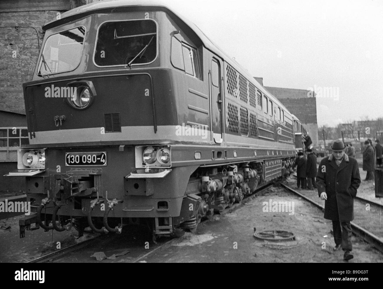 Eine TE 109 Diesellok durch die Oktoberrevolution Woroschilowgrad ...