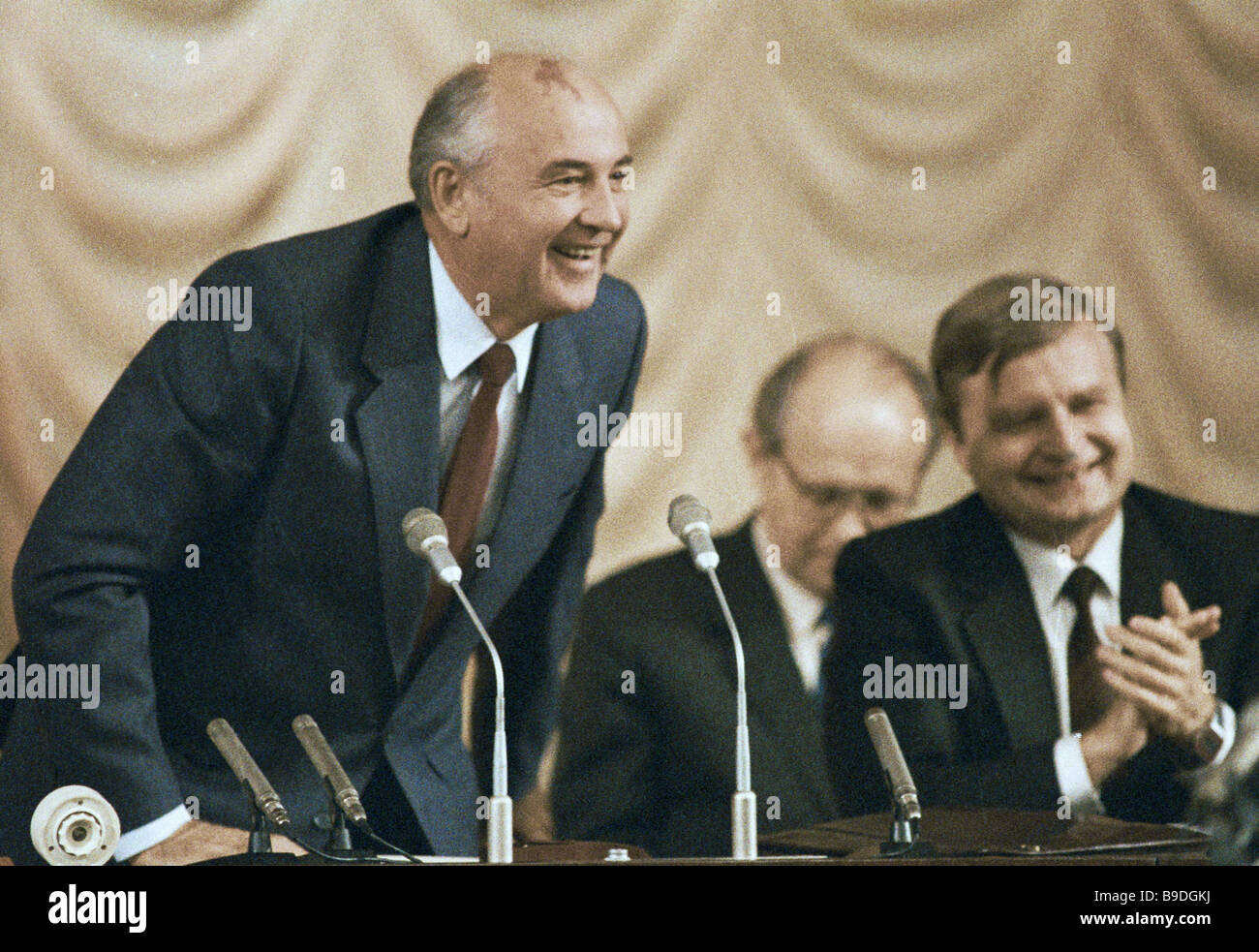 Generalsekretär der KPdSU zentralen Ausschuss Mikhail Gorbachev links ...