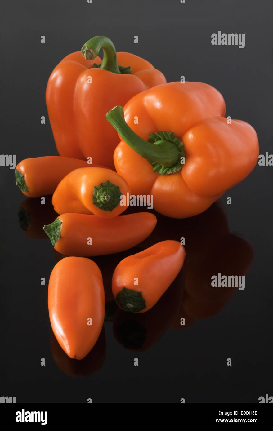 Small orange peppers -Fotos und -Bildmaterial in hoher Auflösung – Alamy
