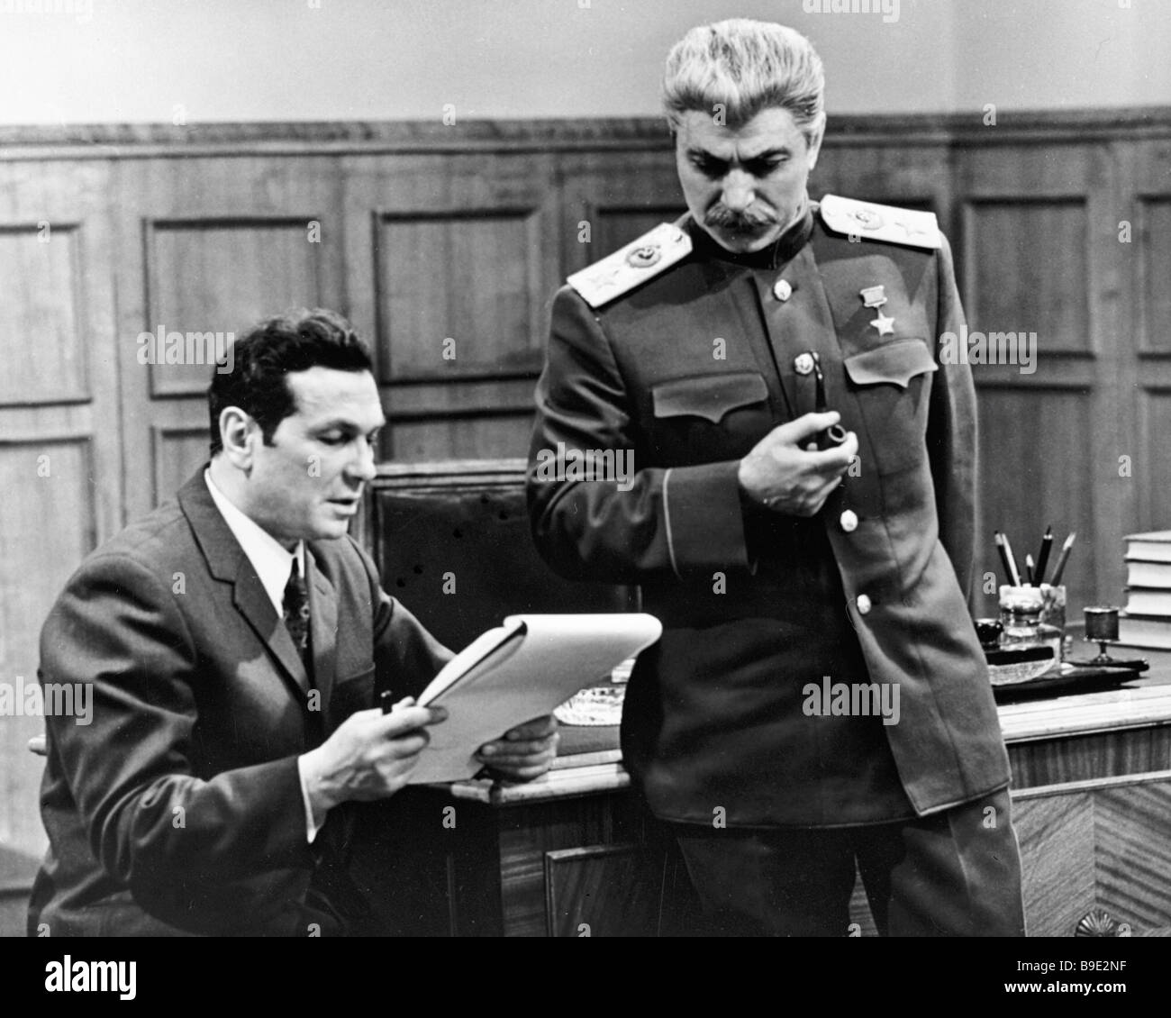 Schauspieler Pyotr Chernov als die sowjetischen Geheimdienstchef links ...