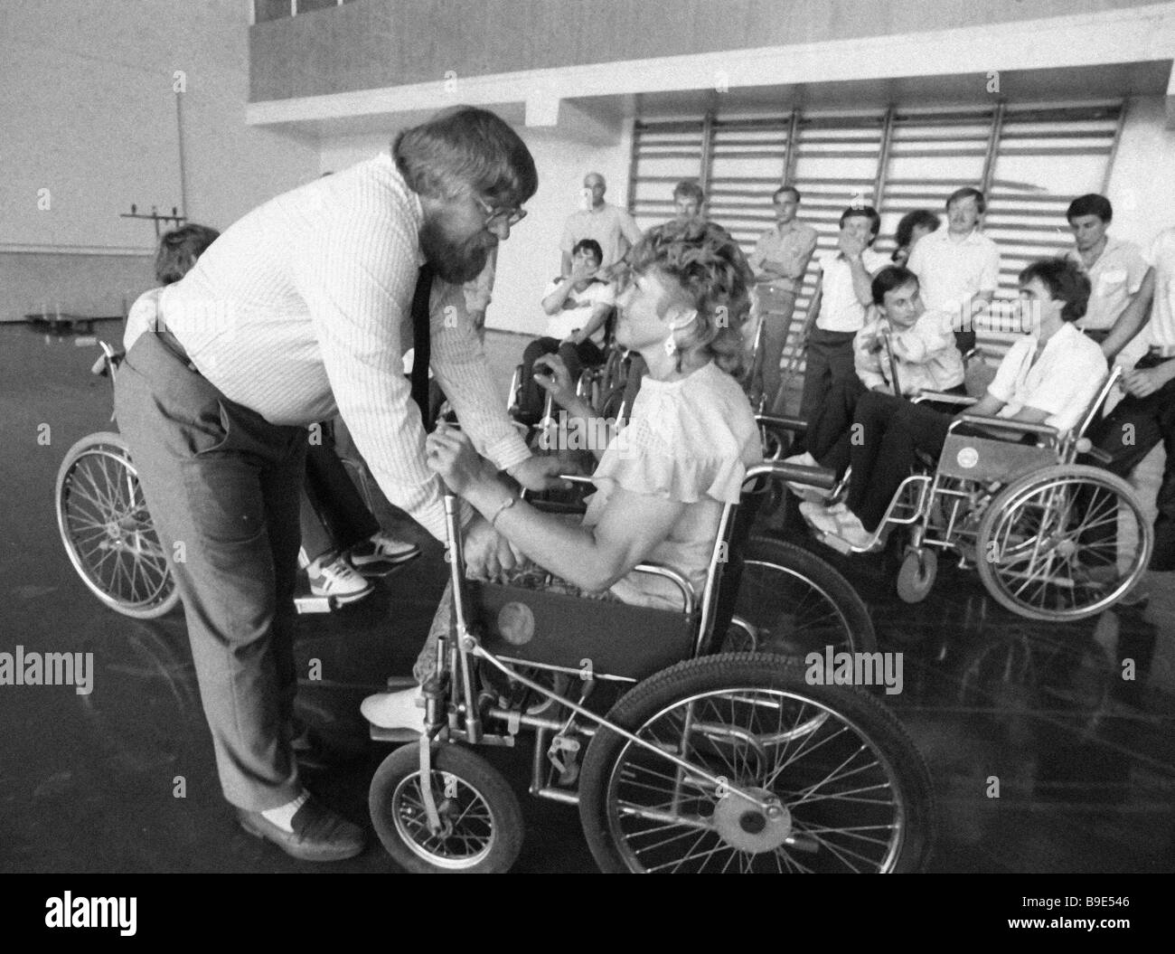 Valentin Dikul Direktor des Reha-Zentrum und seinen Patienten ...