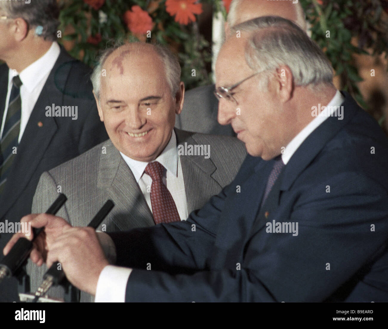 Die F R G Bundeskanzler Helmut Kohl direkt einstellen Mikrofon vor das ...