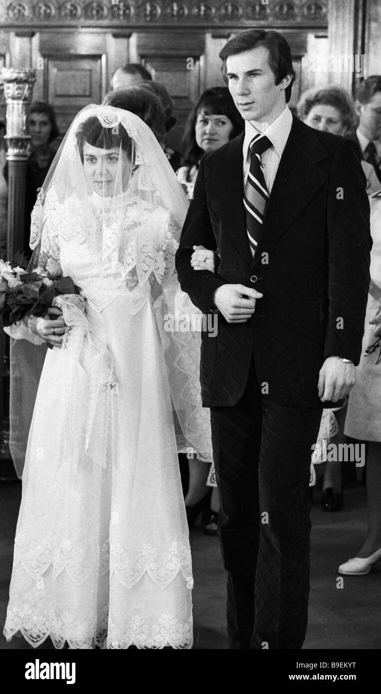 Eiskunstläufer Irina Rodnina und Alexander Zaitsev während einer Hochzeitszeremonie ...