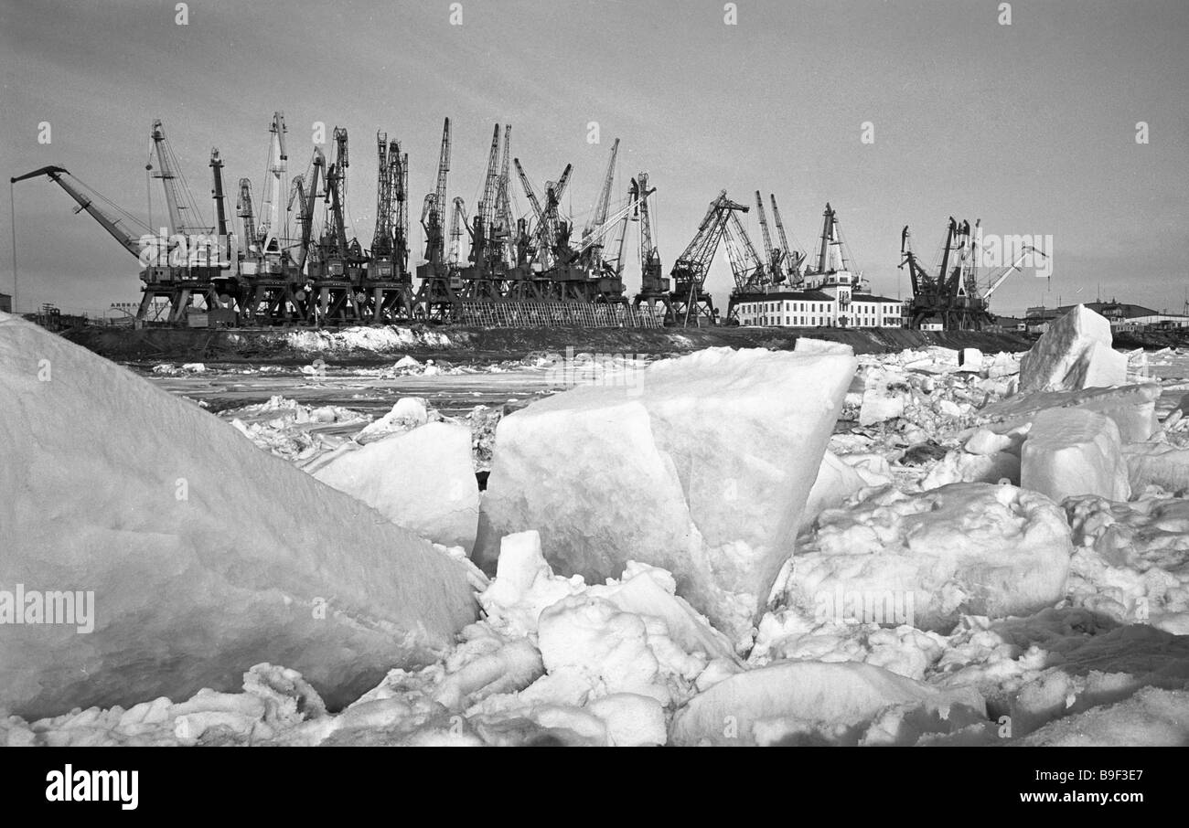 Schwimmendes Eis im unteren Oberlauf des Jenissei in der Nähe von ...