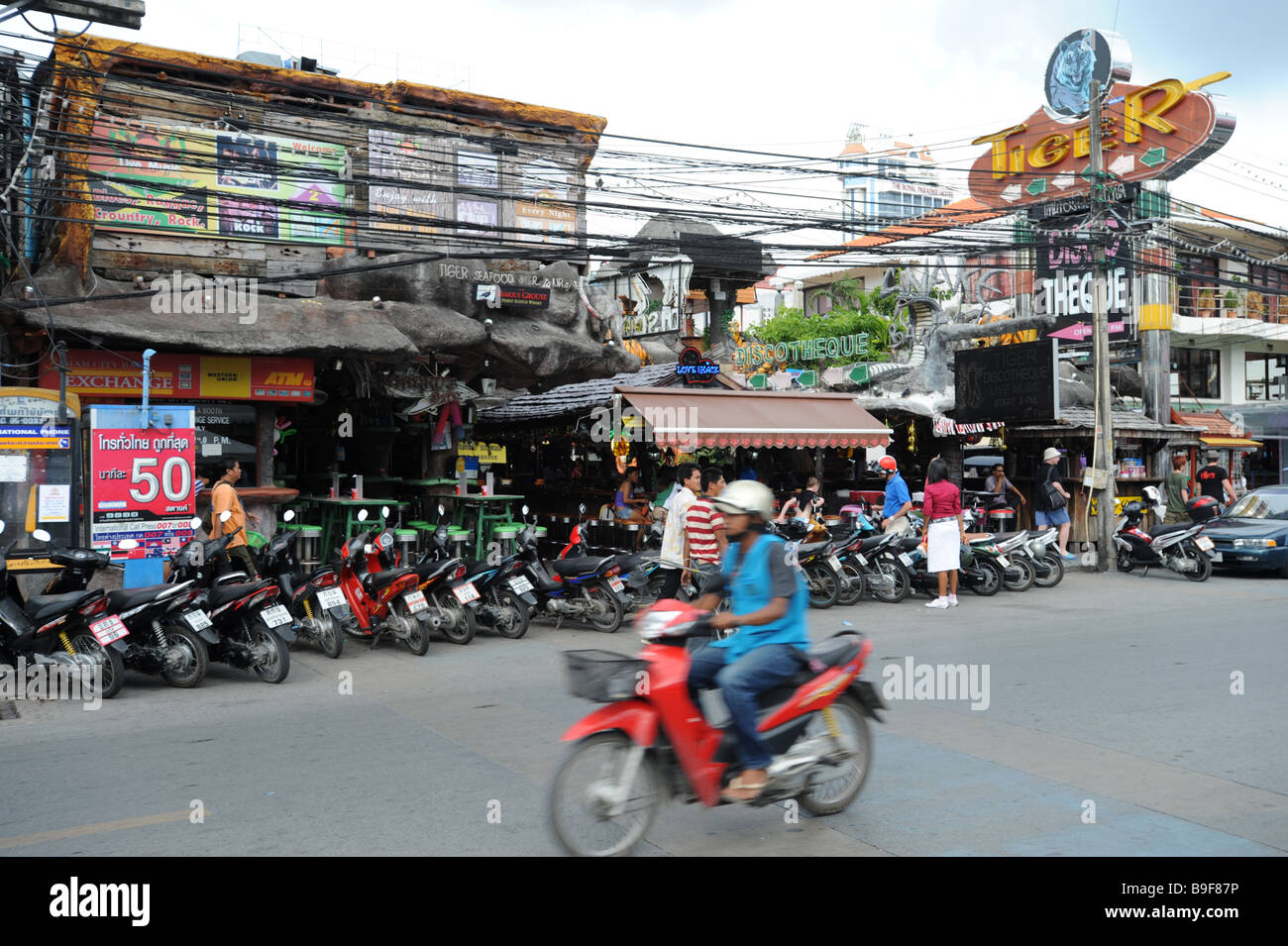 Thailand moped -Fotos und -Bildmaterial in hoher Auflösung – Alamy
