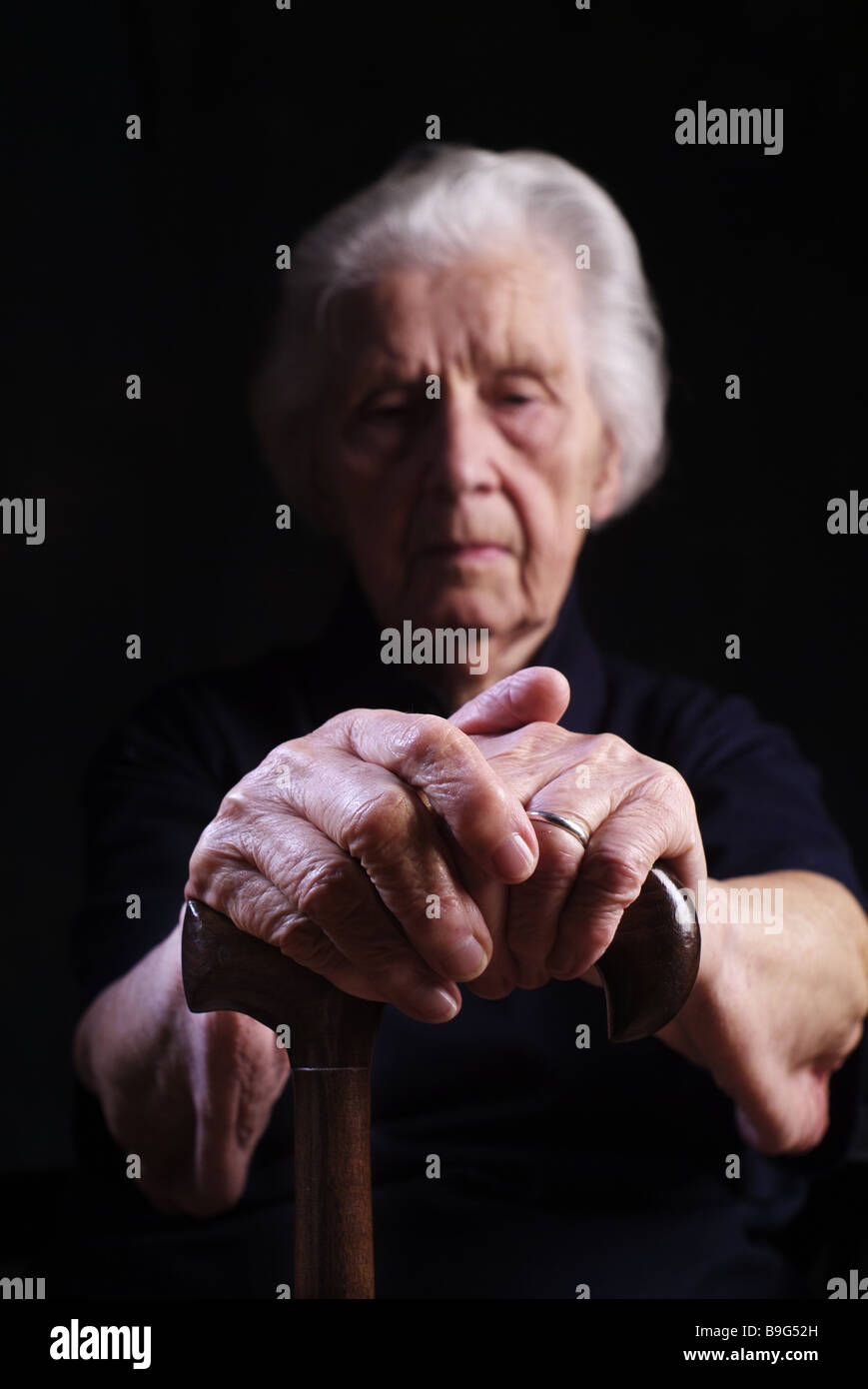 Senior sitzen Spazierstock nachdenklich ernst semi-Porträt zu ...