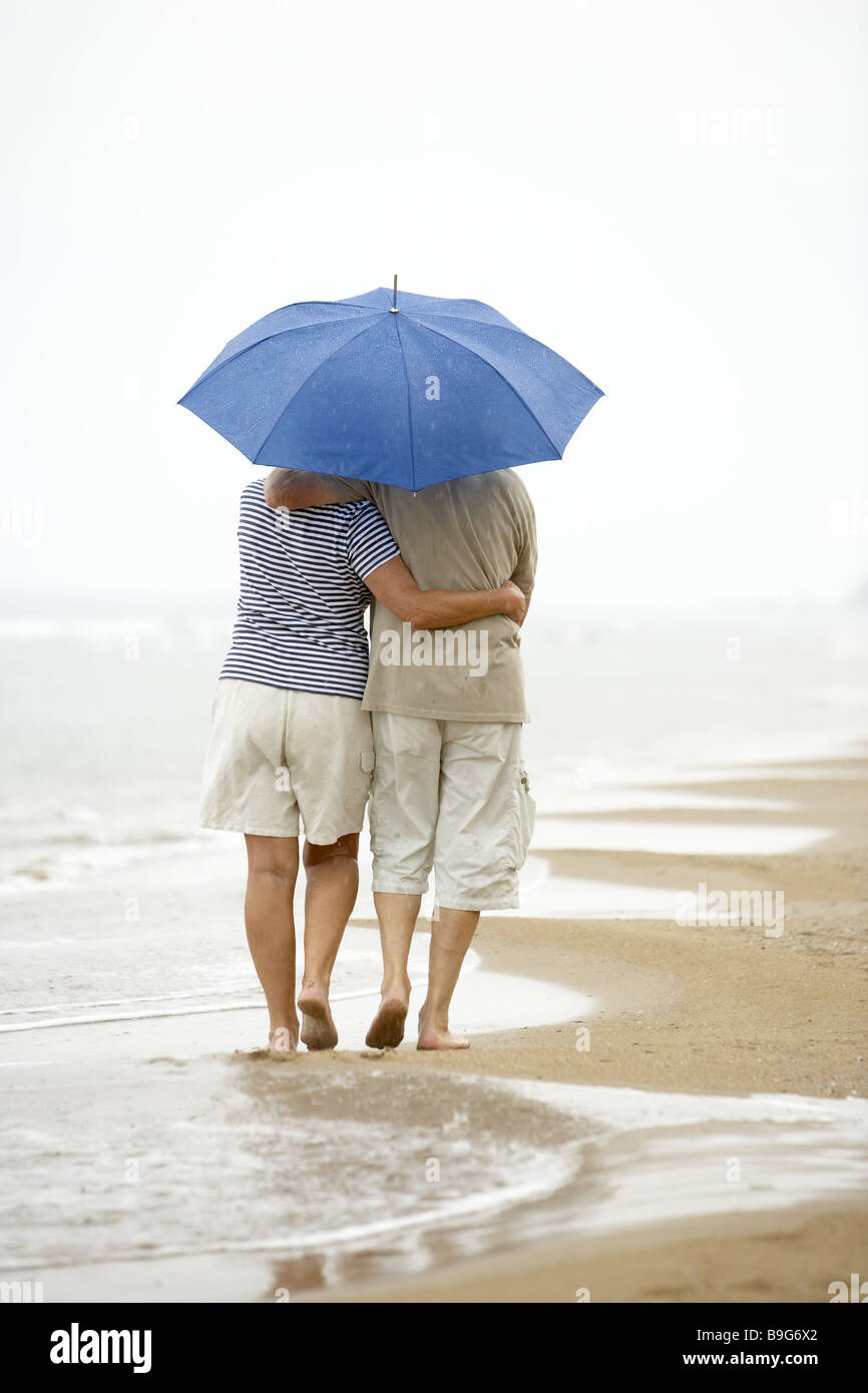 älteres paar Strand barfuß gehen alte Rentenalter gefallenen Liebe ...
