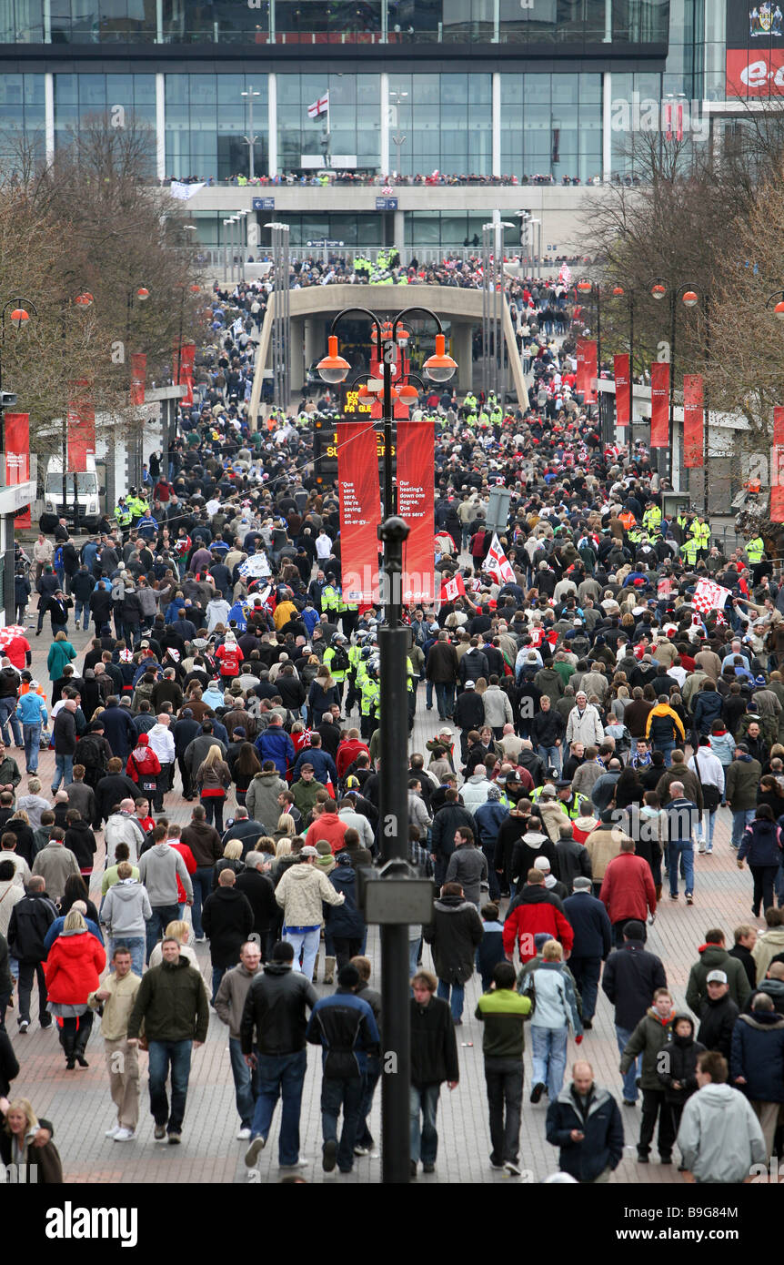 Menschenmassen machen ihren Weg nach Wembley Stadion London Olympischen ...