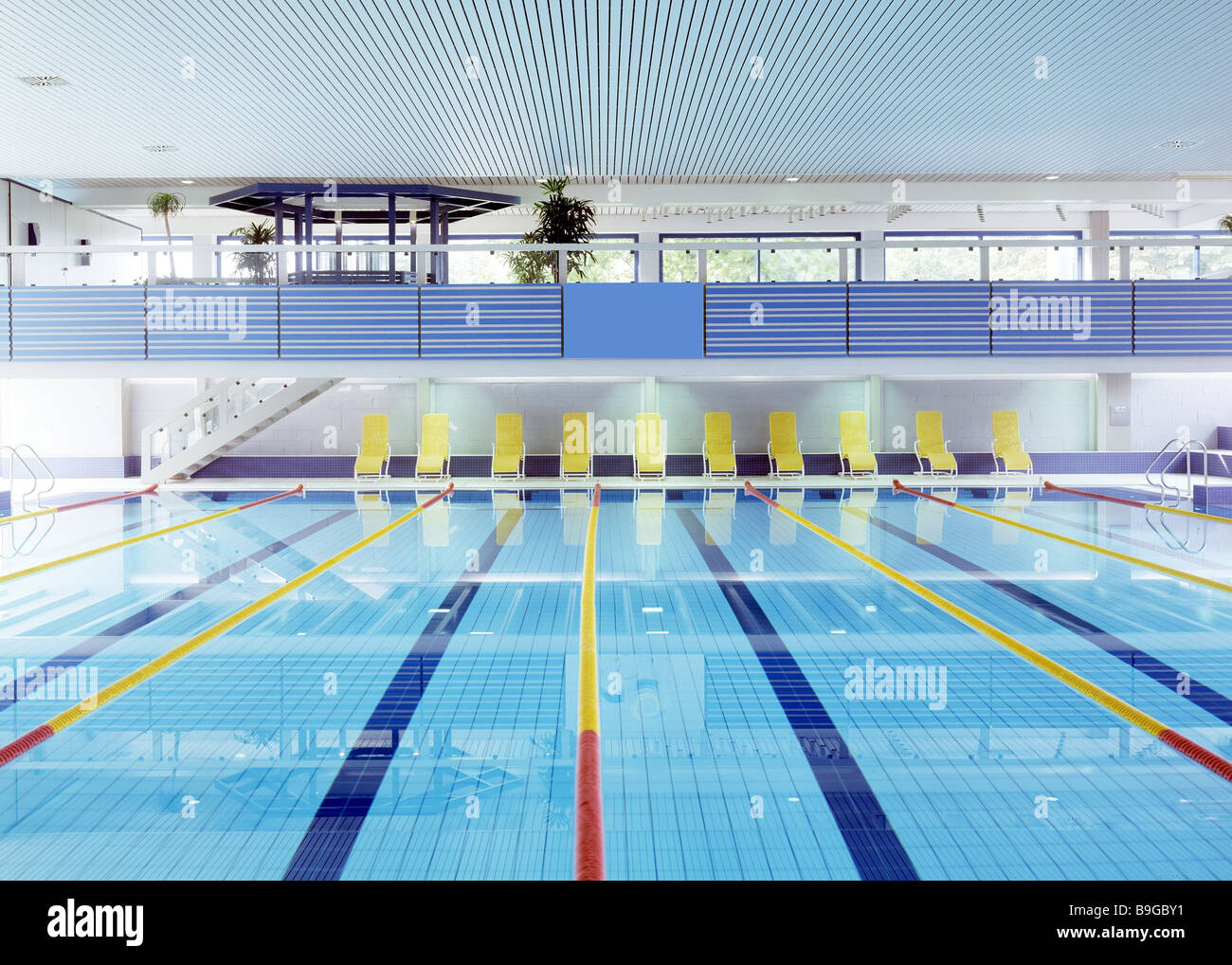 Schwimmbad verfolgt die Wasseroberfläche ruhig Beckenrand Liegestühle ...