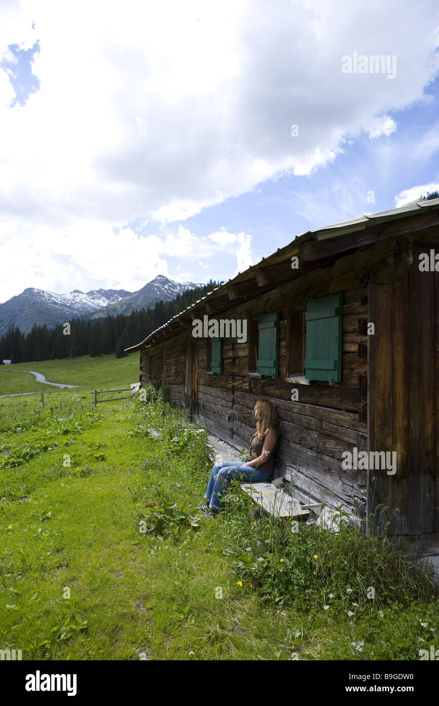 Österreich Vorarlberg Lech am Arlberg-Lechtal Almhütte Frau 30-40 Jahre ...