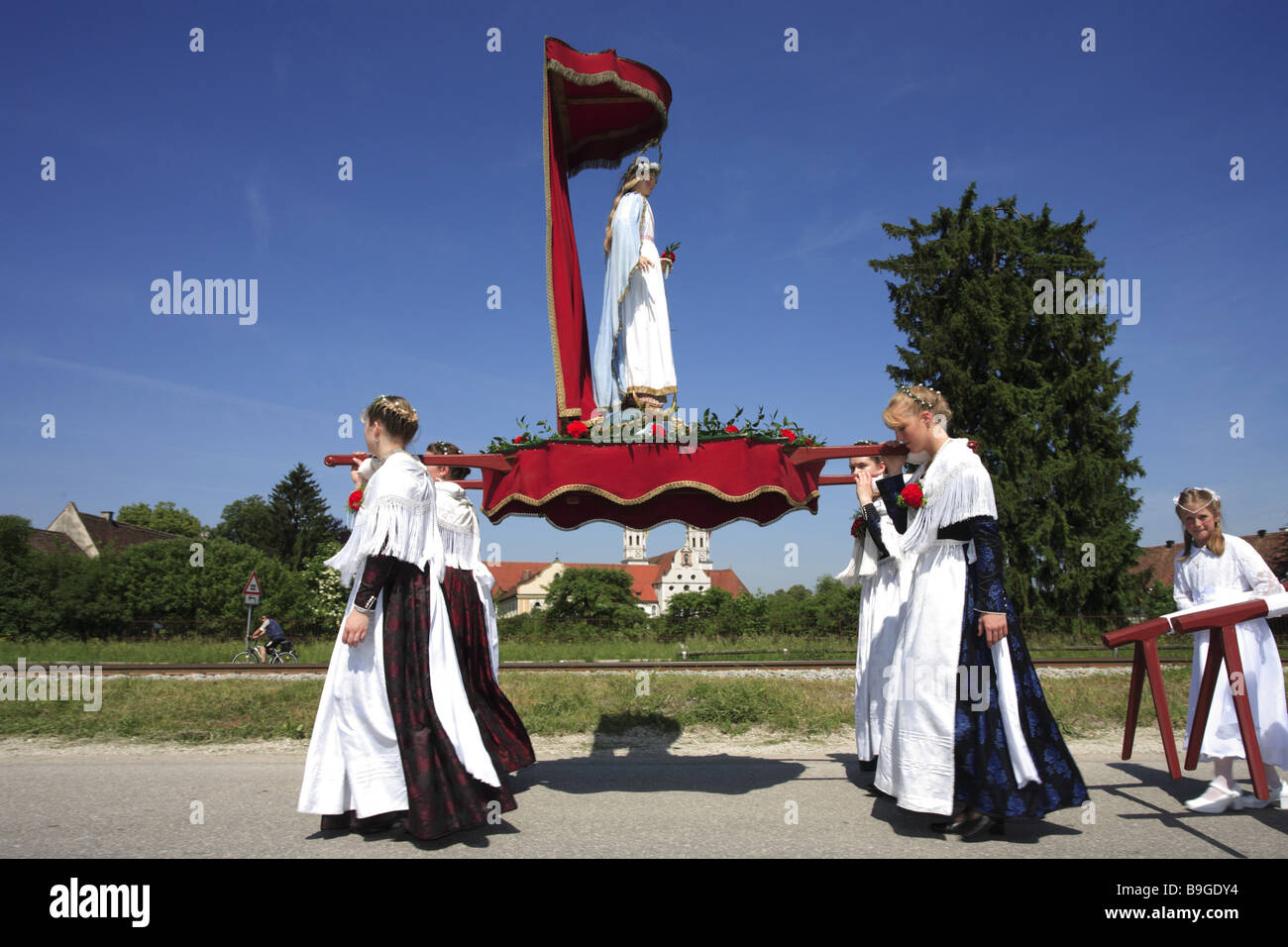 Frauen tragen bayerische tracht -Fotos und -Bildmaterial in hoher Auflösung – Alamy