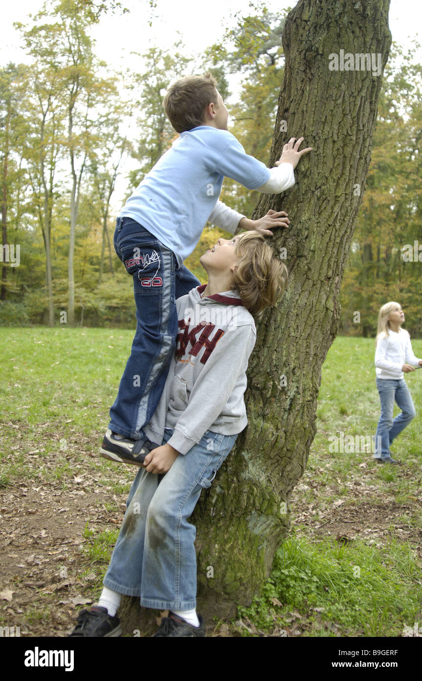 Kinder Wald spielen jungen Baum klettern Hilfe Räuber-Staats-und ...