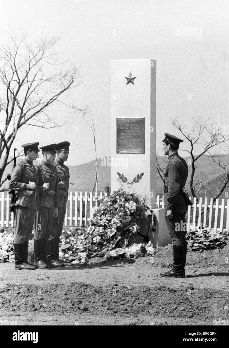 Grenzwächterinnen und Grenzwächter im Massengrab von Soldaten, die in ...