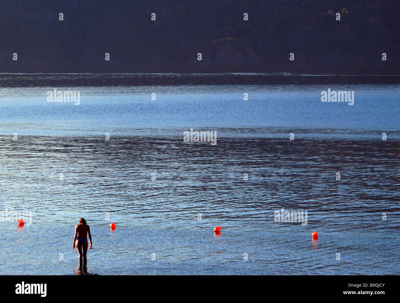 Frauen im bikini im wald -Fotos und -Bildmaterial in hoher Auflösung ...