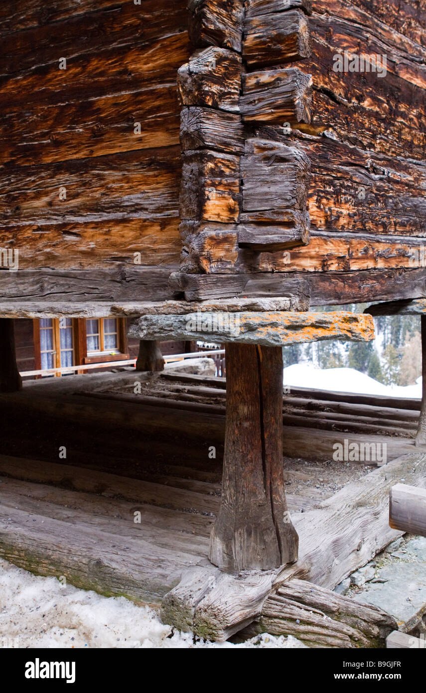 Old swiss chalet -Fotos und -Bildmaterial in hoher Auflösung – Alamy