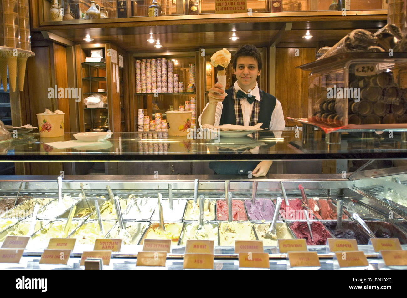 Italien Rom Gelateria Giolitti Eis-Verkäufer angestellt Auswahl bekannt ...