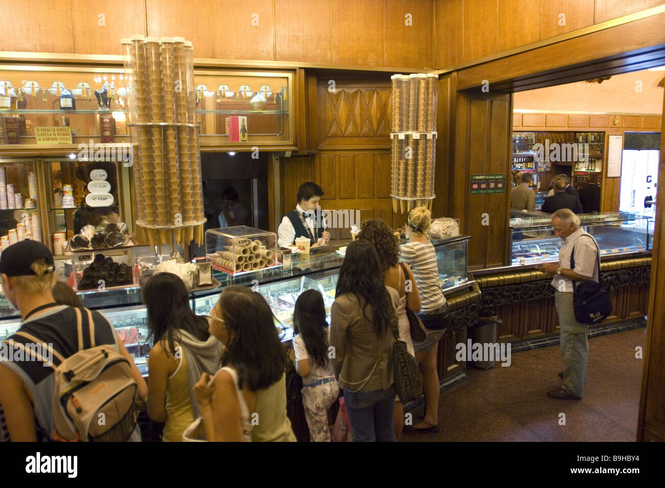 Italien Rom Gelateria Giolitti drinnen Eis-Verkäufer Kunden Kühlung ...