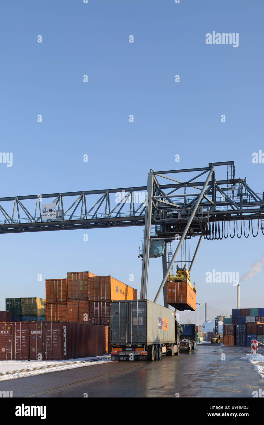 Lastwagen mit container beladen -Fotos und -Bildmaterial in hoher ...