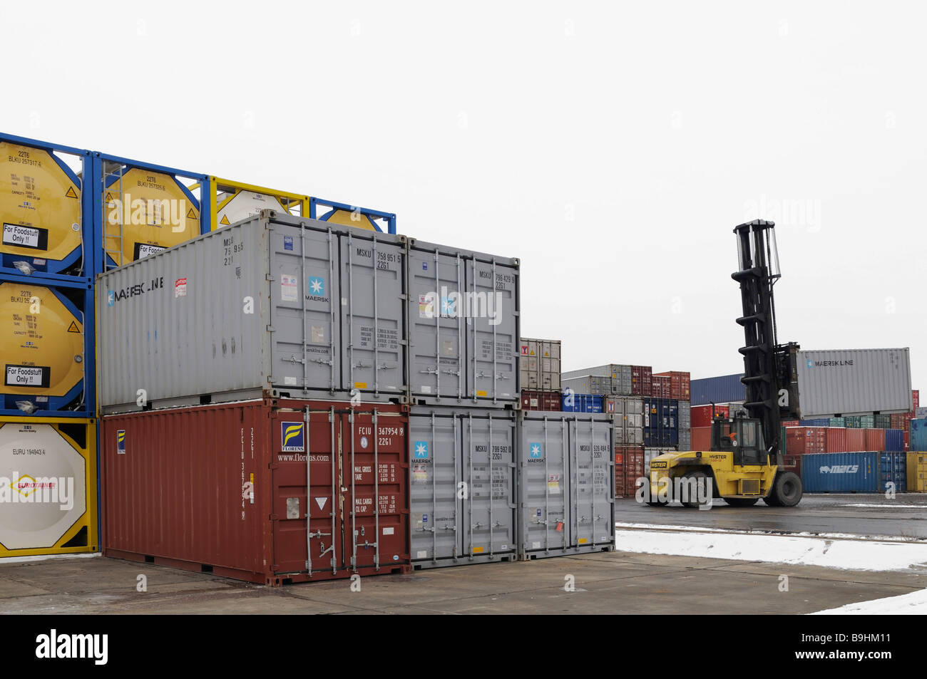Container Terminal Bonn, Standard und Tank-Container vor und ein ...