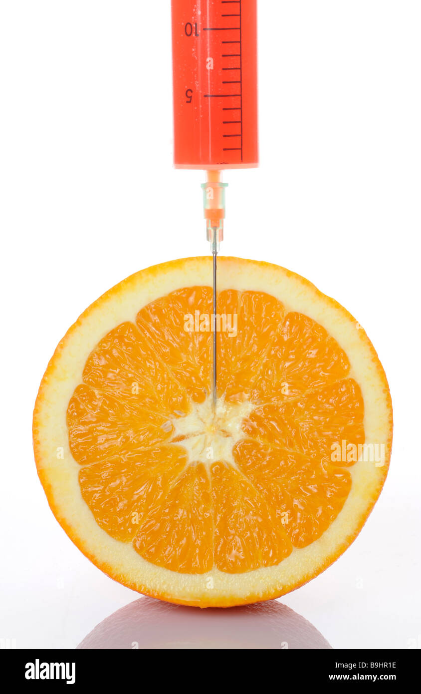 Injektionsnadel in ein orange, symbolisches Bild für gentechnisch ... Injektionsnadel in ein orange, symbolisches Bild für gentechnisch ...