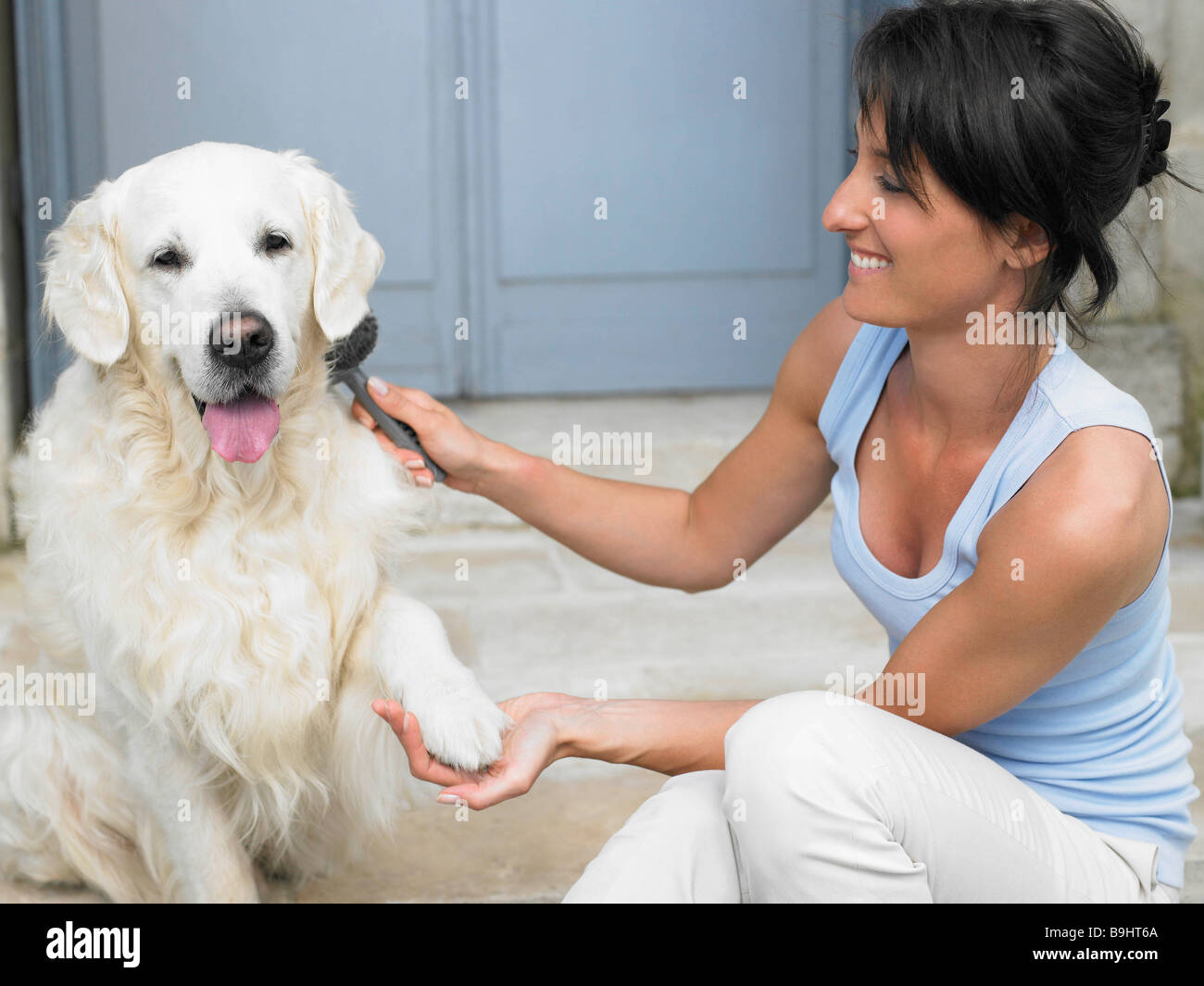 Frau mit hund -Fotos und -Bildmaterial in hoher Auflösung – Alamy