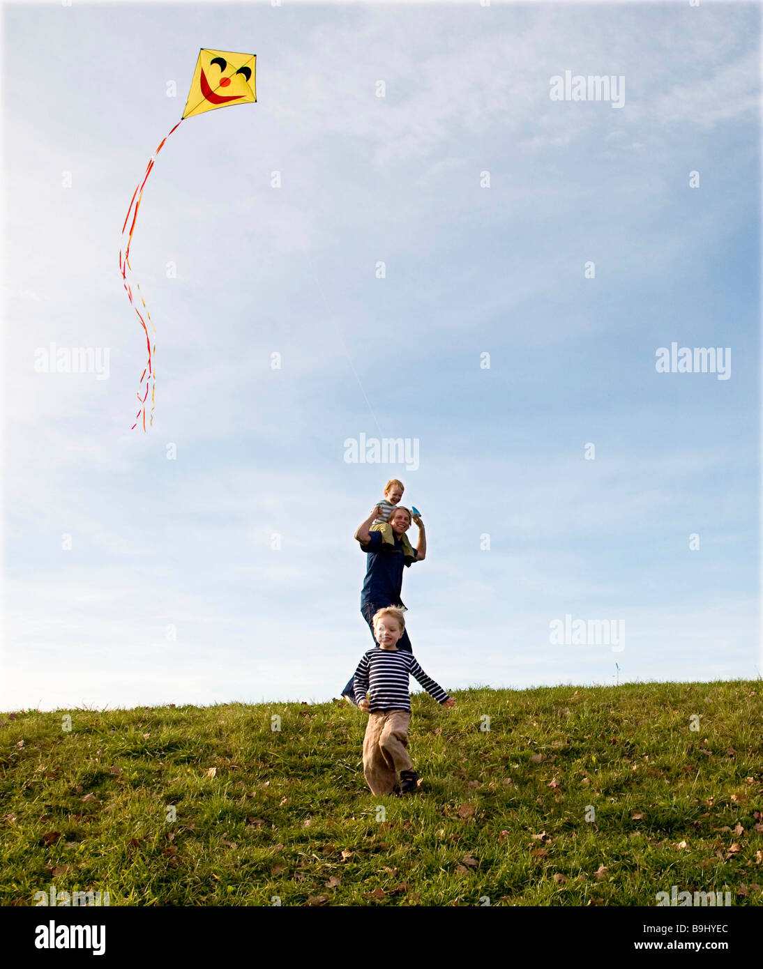 Jungs Fliegen Drachen Stockfotos und -bilder Kaufen - Alamy