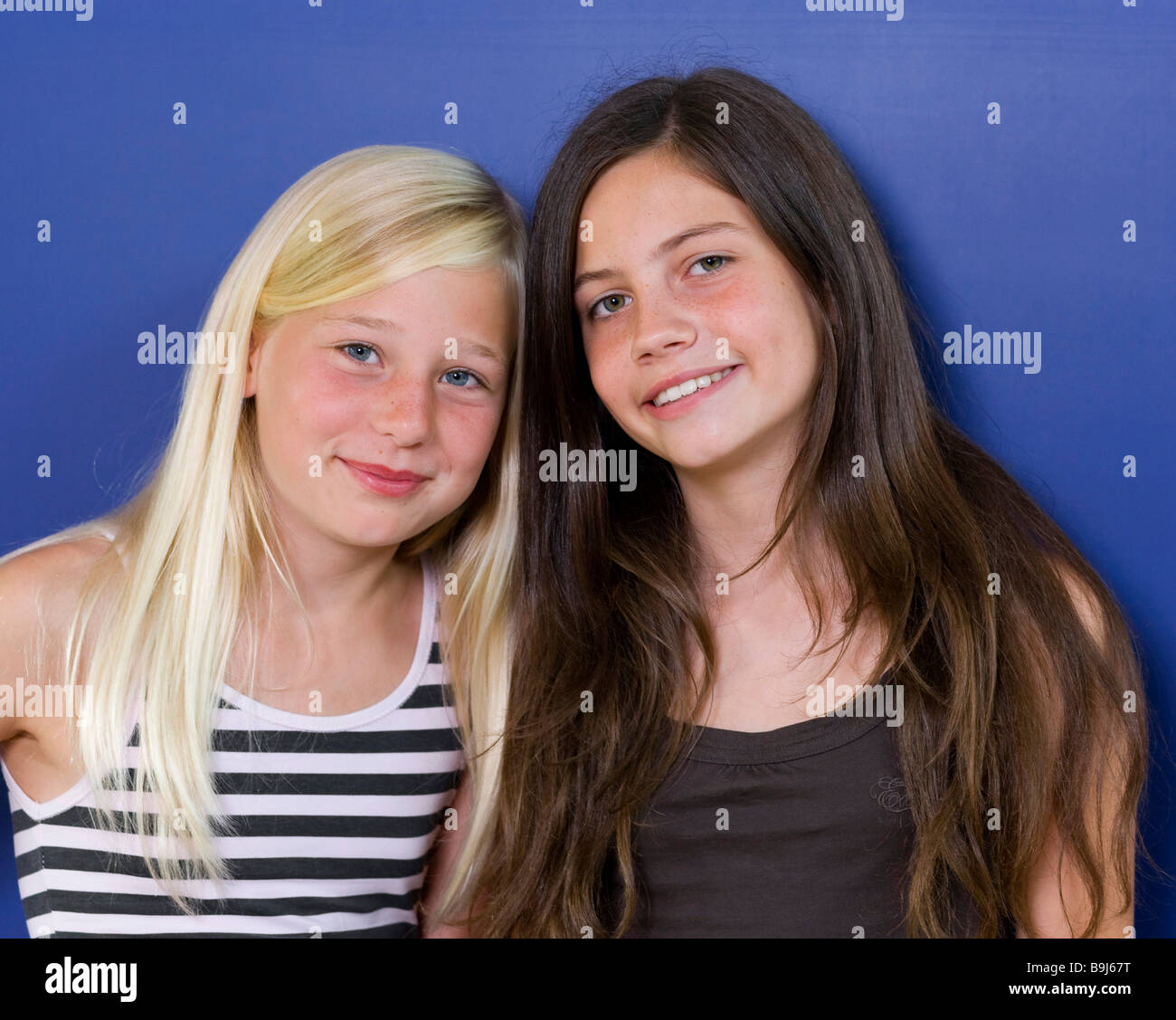 Zwei Mädchen, 11 Jahre, Freundinnen, portrait Stockfotografie - Alamy