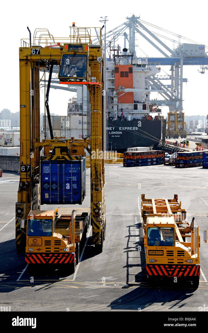 Lkw container beladen -Fotos und -Bildmaterial in hoher Auflösung – Alamy