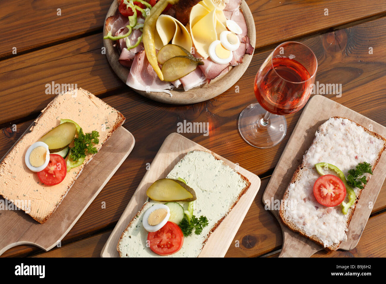 Sandwiches und Brettljause, zünftige Jause im Buschenschank, bar ...