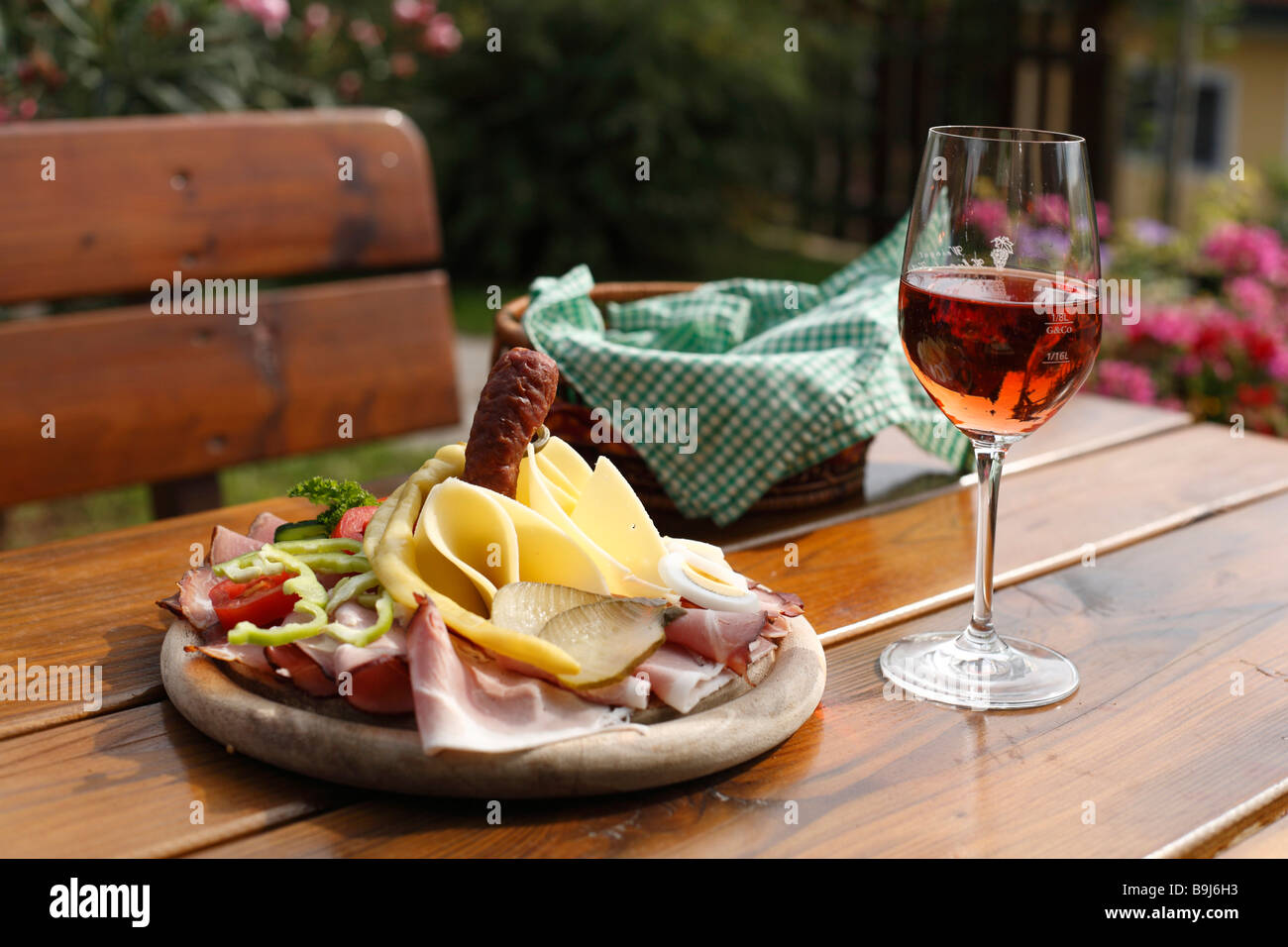 Brettljause, zünftige Jause und Schilcher-Wein im Buschenschank, bar ...