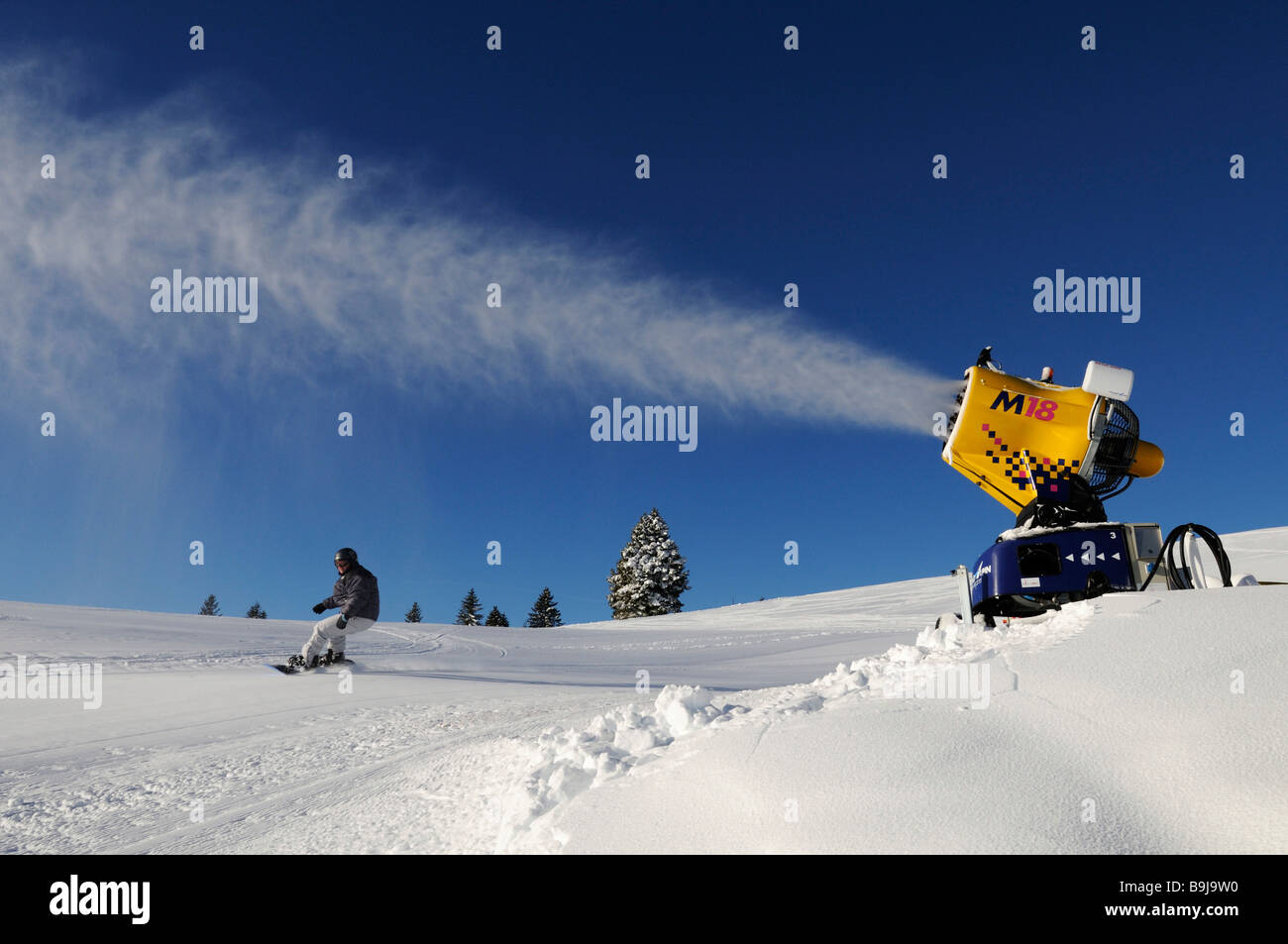 Skigebiet schneeerzeuger -Fotos und -Bildmaterial in hoher Auflösung ...
