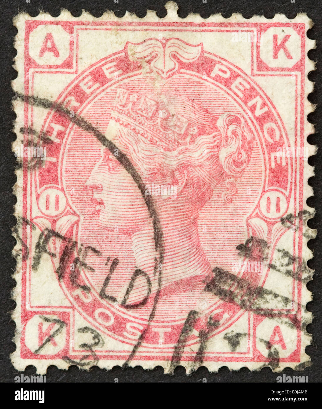 Nahaufnahme eines rosaroten viktorianischen britischen Poststempels auf ...