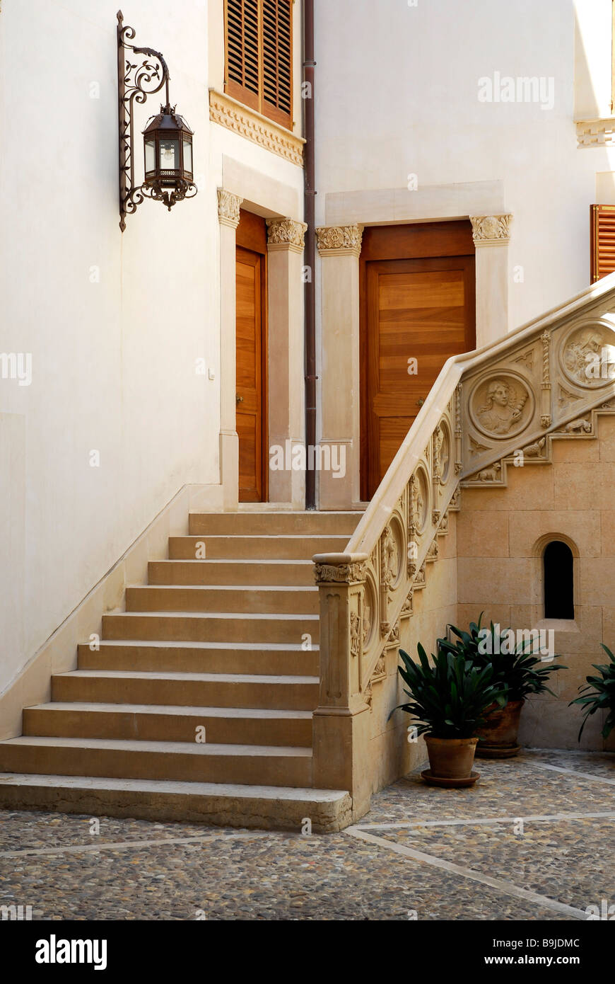 Treppe im Innenhof, Terrasse eines ehemaligen Stadtschloss, historische ...