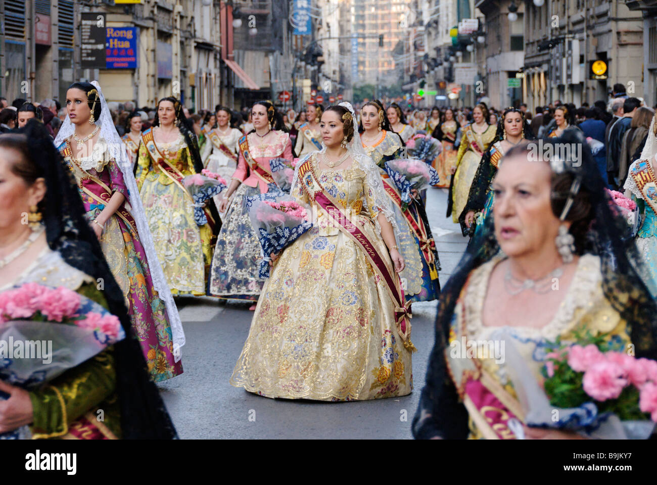 Falleras valencia festival -Fotos und -Bildmaterial in hoher Auflösung ...