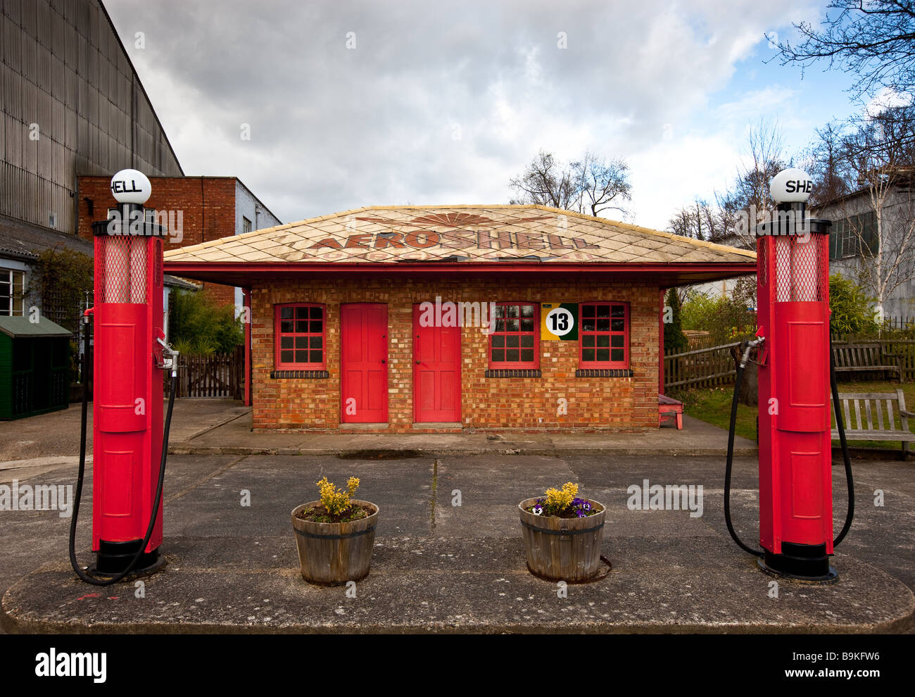 Gelbe pumpen -Fotos und -Bildmaterial in hoher Auflösung – Alamy