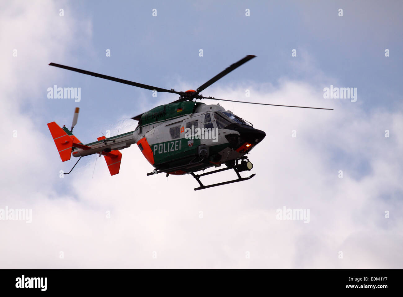 Deutsche Polizei/Polizei Helikopter schwebt am Himmel Stockfotografie ...