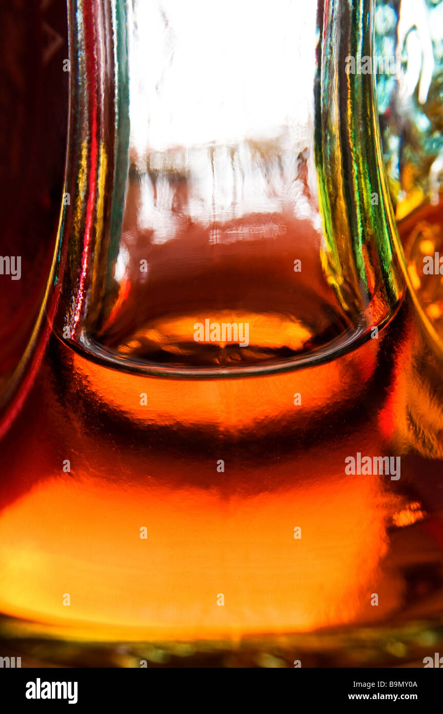 Schnaps in eine Flasche wie Sonnenuntergang am Strand Stockfotografie ...