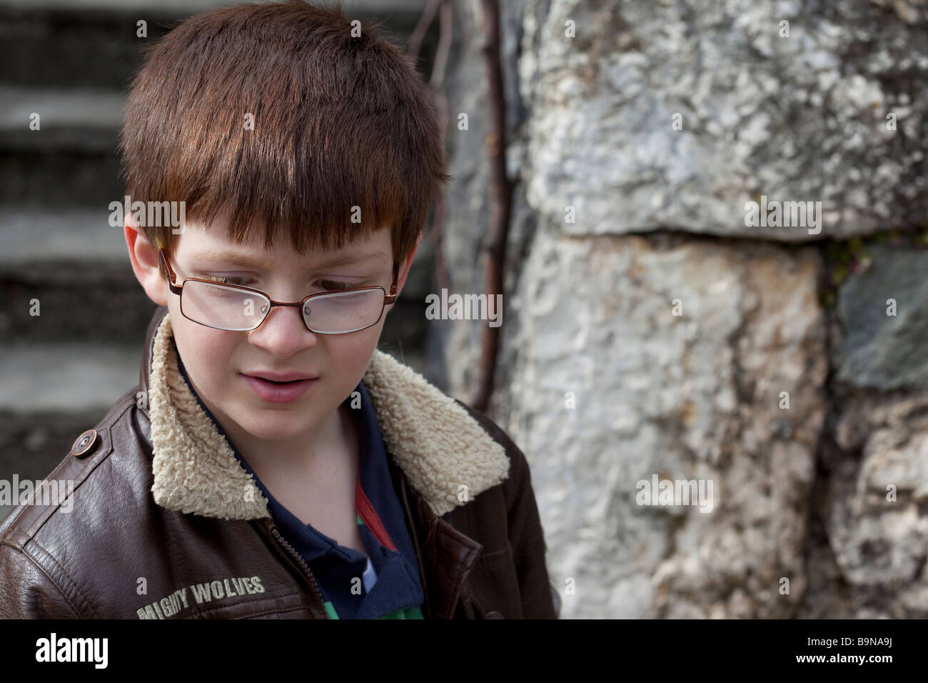Junge ratlos -Fotos und -Bildmaterial in hoher Auflösung – Alamy