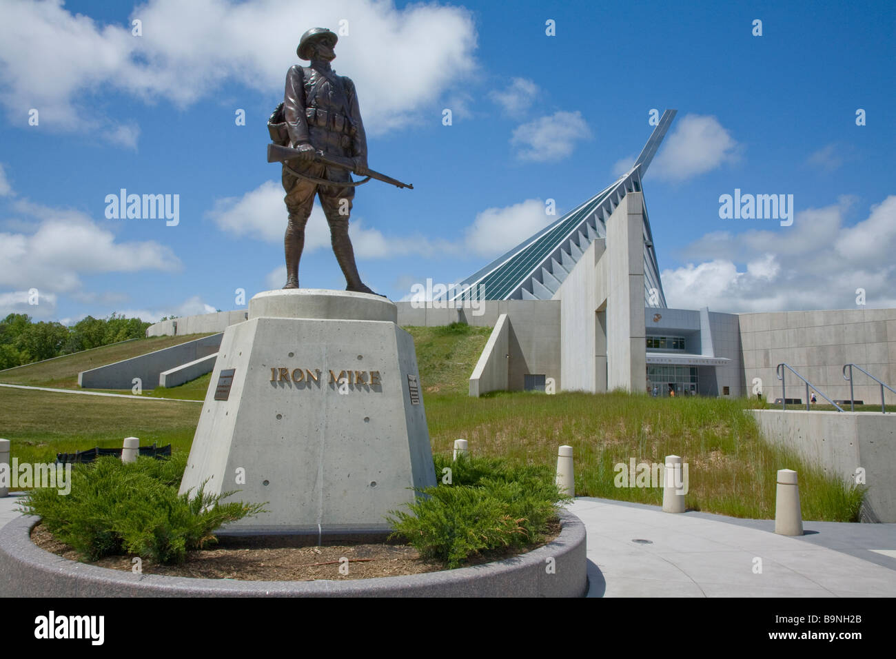 Iron Mike Statue am Eingang in das Nationalmuseum der Marine Corps in ...