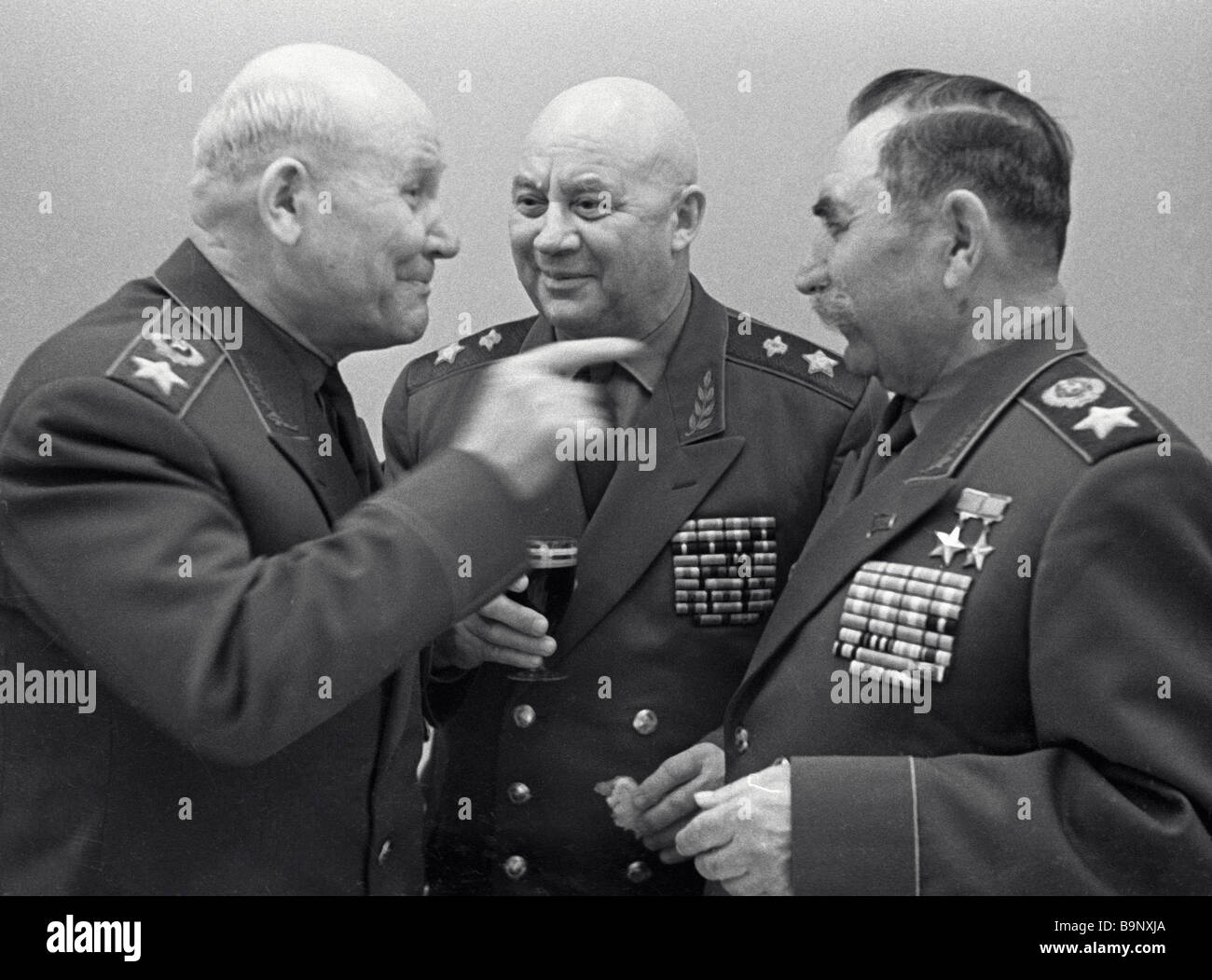 Marschall der Sowjetunion Ivan Konev Mitte links Marschall Signale ...