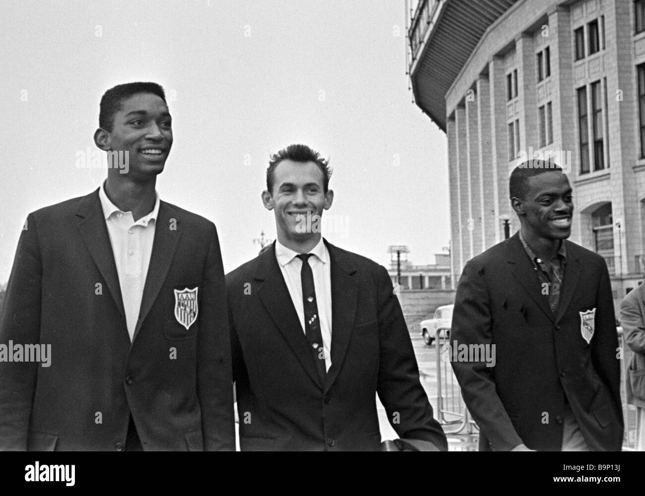 Die Sowjetunion s Valery Brumel Zentrum und USA s John Thomas links und ...