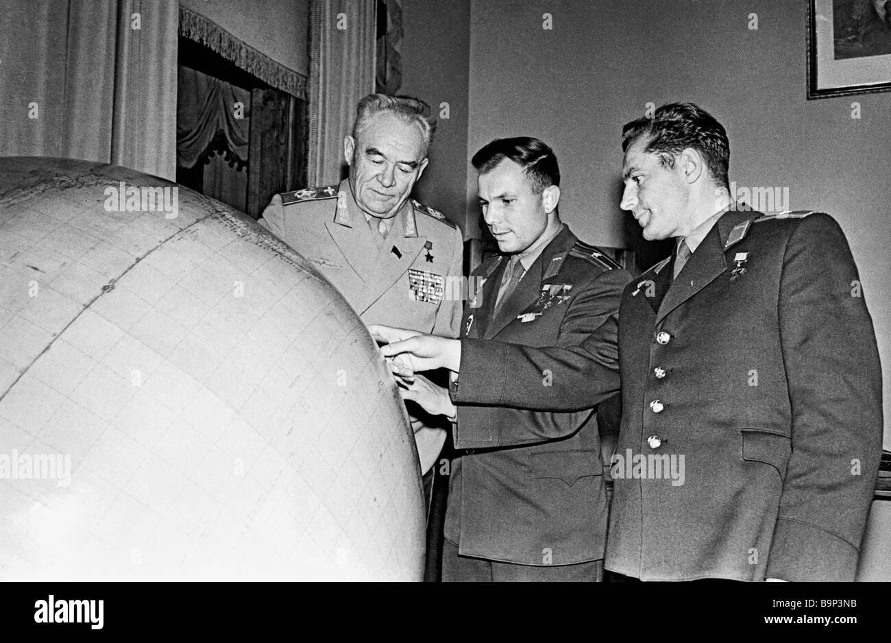 UdSSR Pilot Kosmonauten Gherman Titov und Yuri Gagarin von rechts nach links und Chief Marshal ...